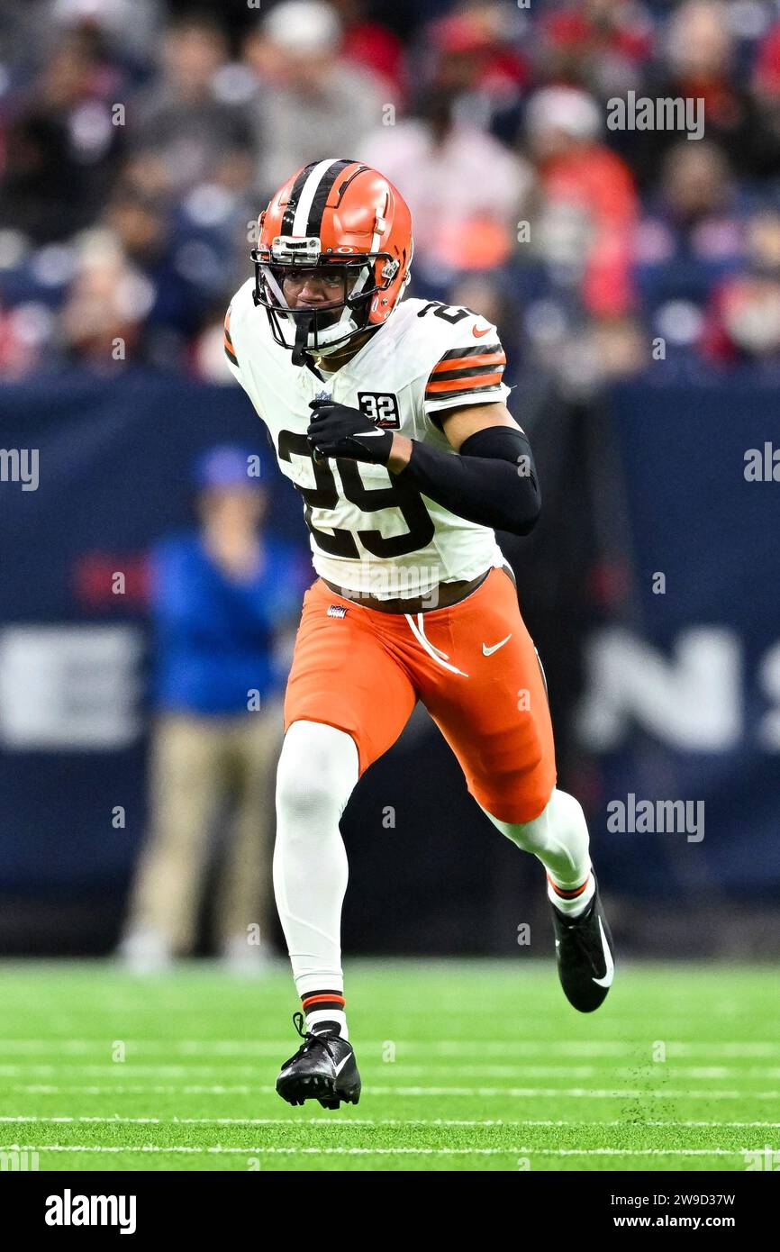 Cleveland Browns cornerback Cameron Mitchell (29) in action against the ...