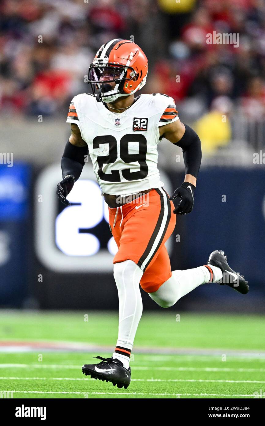 Cleveland Browns cornerback Cameron Mitchell (29) in action against the ...
