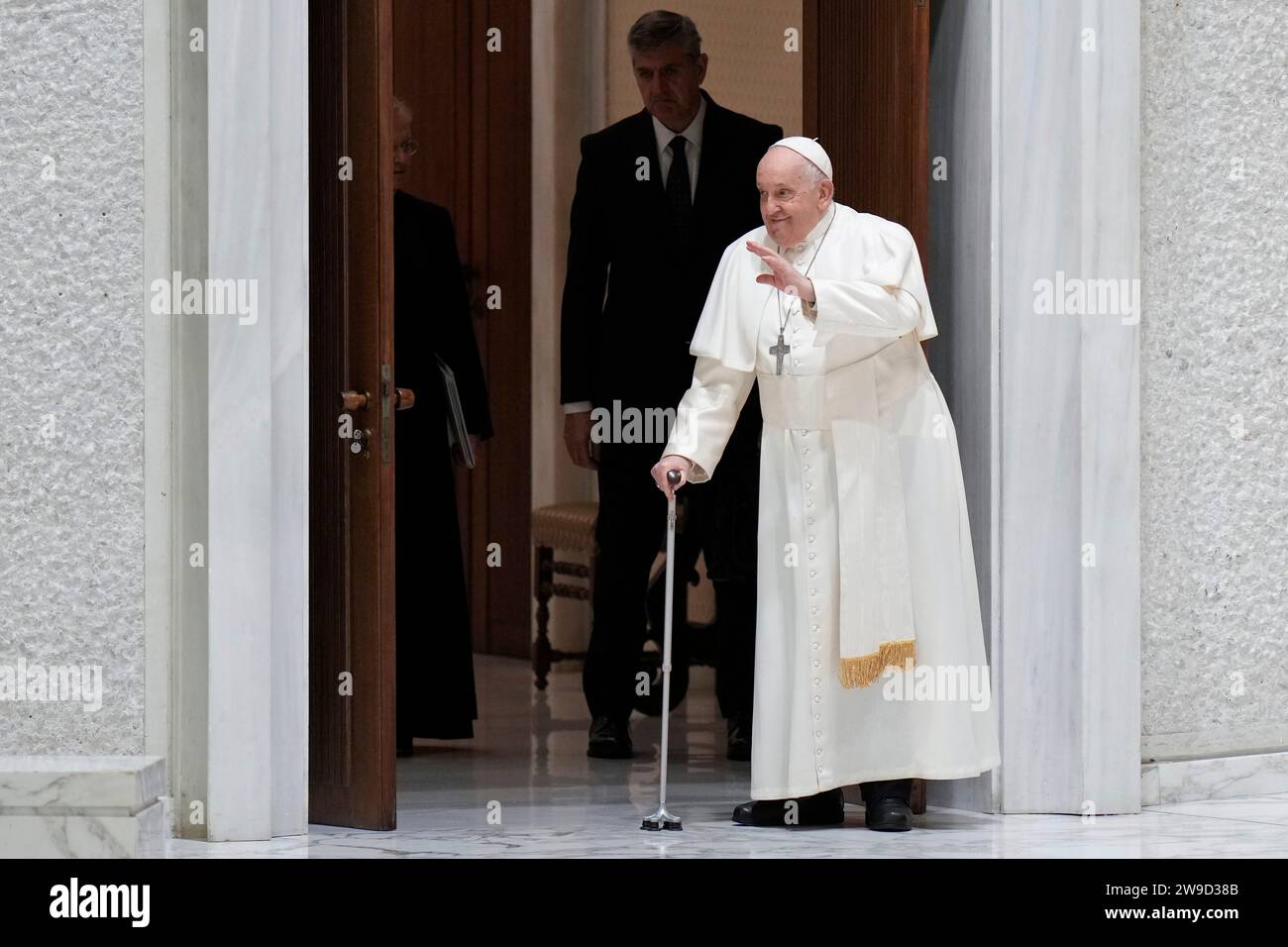 Pope Francis arrives for his weekly general audience in the Paul VI ...