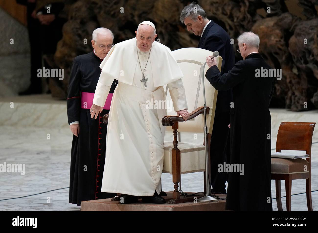 Pope Francis arrives for his weekly general audience in the Paul VI ...