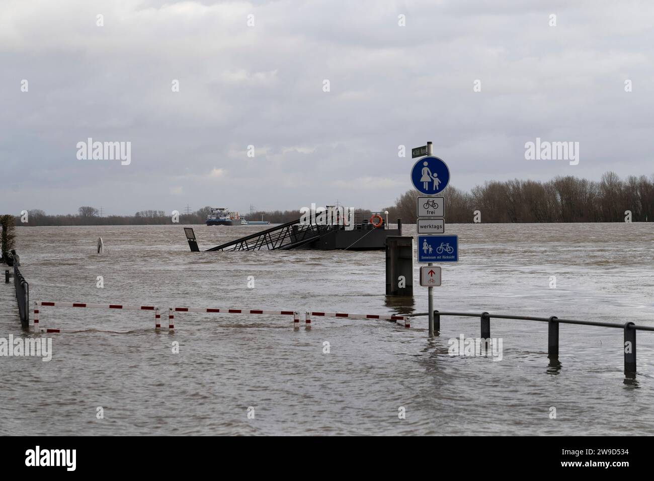 Hochwasser am Niederrhein Hochwasser an der Uferpromenade in Rees ...