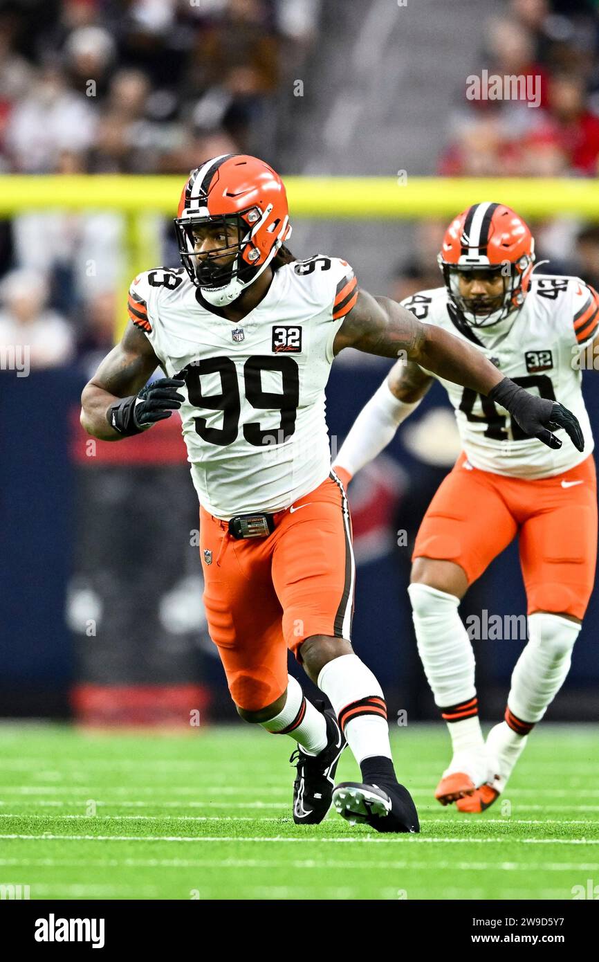 Cleveland Browns defensive end Za'Darius Smith (99) in action against ...