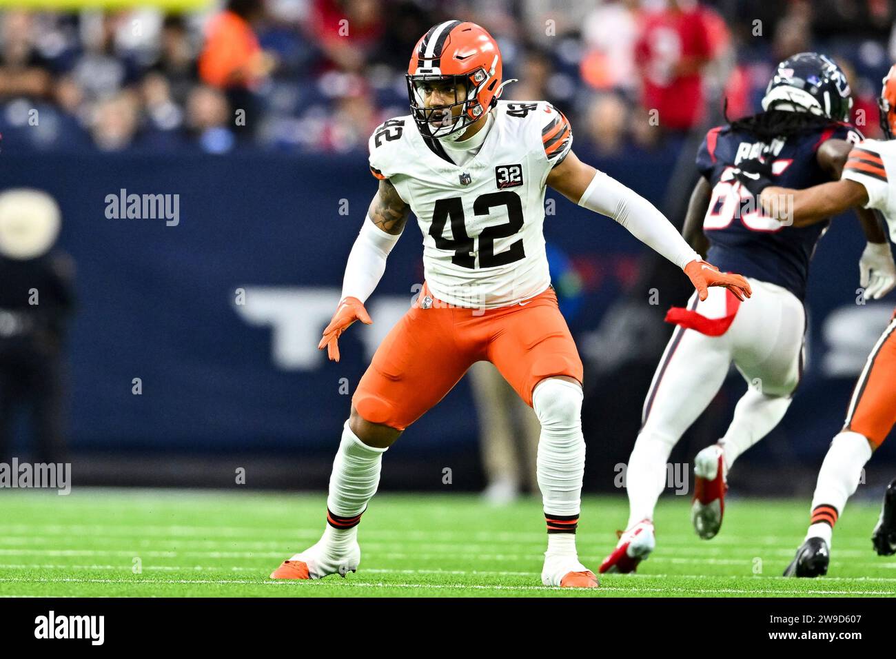 Cleveland Browns linebacker Tony Fields II (42) in action against the ...