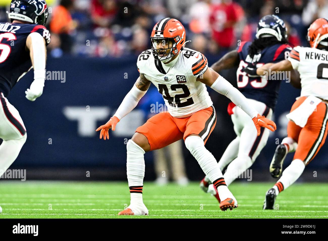 Cleveland Browns linebacker Tony Fields II (42) in action against the ...