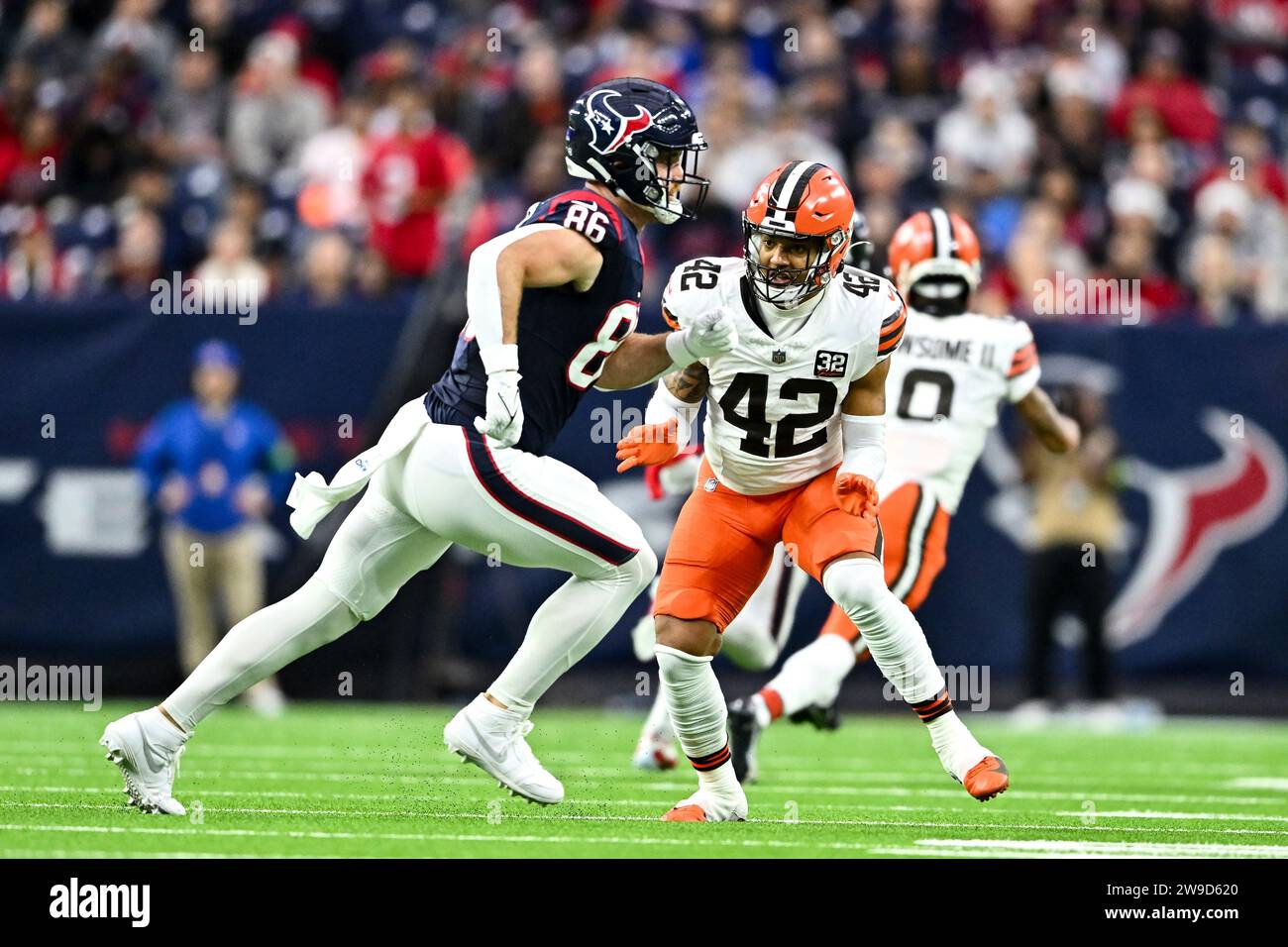 Houston Texans tight end Dalton Schultz (86) runs a route as Cleveland ...