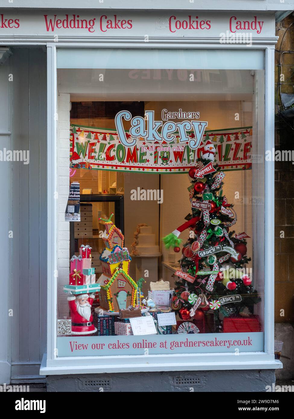 Cake shop window display hi-res stock photography and images - Alamy