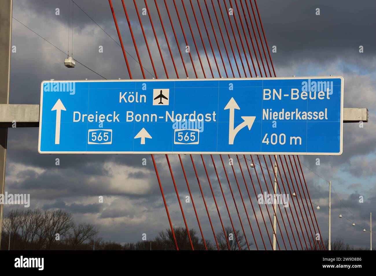 Blaue autobahnschilder hi-res stock photography and images - Alamy
