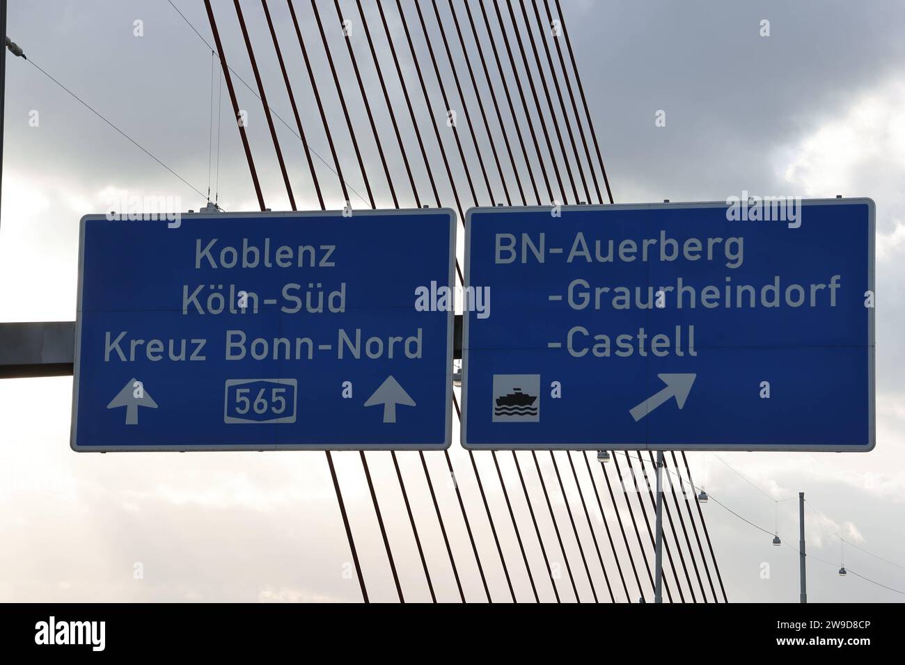 Blaue autobahnschilder hi-res stock photography and images - Alamy