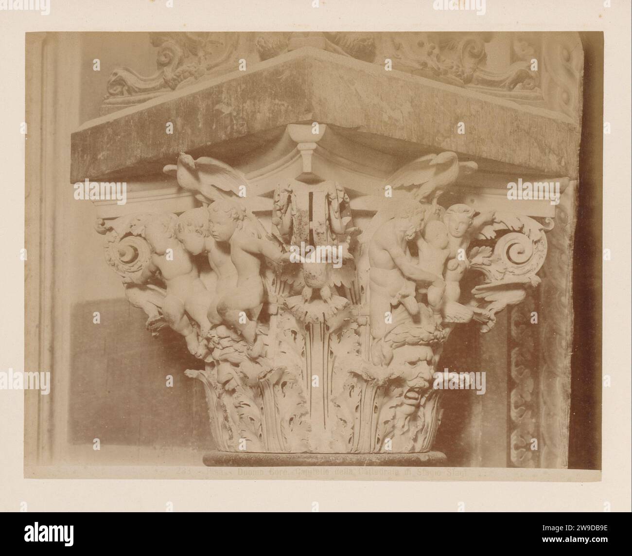 Corintic capital hi-res stock photography and images - Alamy