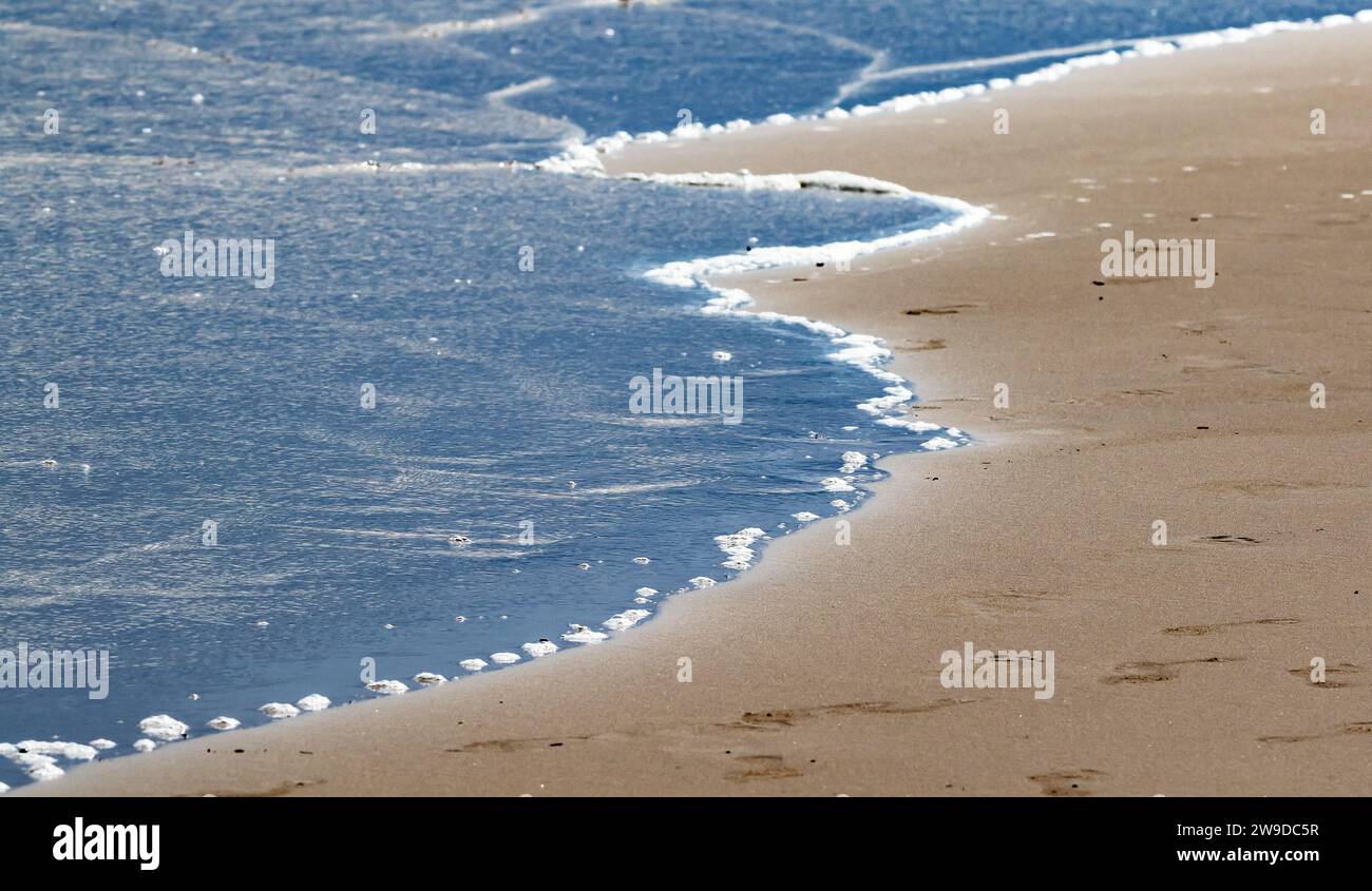 Line between water and land on the beach of Denia Stock Photo - Alamy