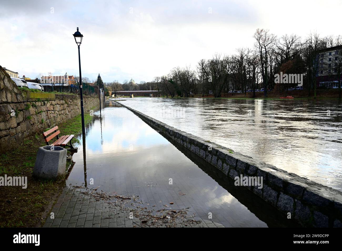 Wasserpegel von über 4,20 m an der Lausitzer Neisse nahe der Görlitzer ...