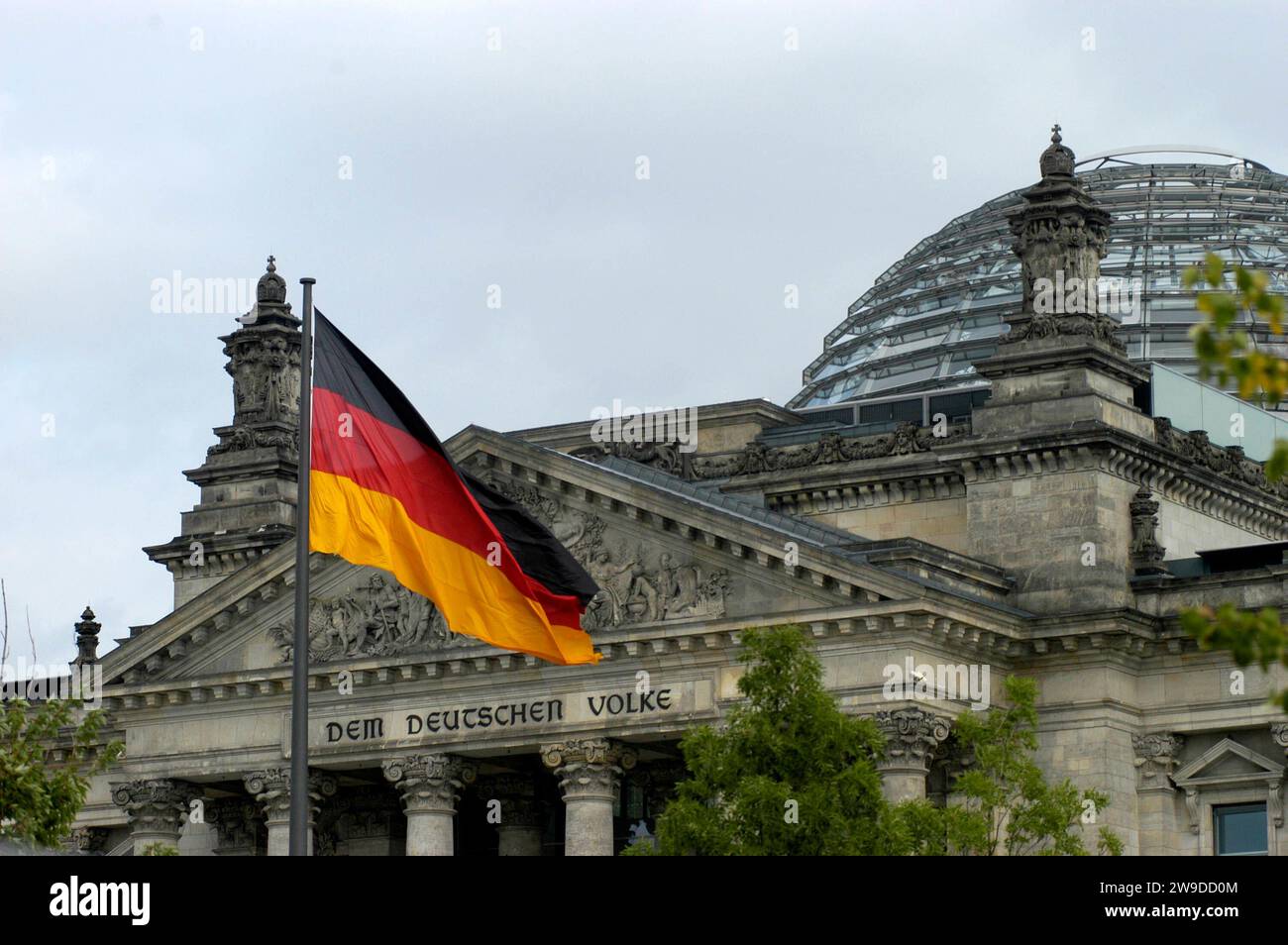 Fahne vor dem Reichstag in Berlin , Deutschland, BLF *** Flag in front ...