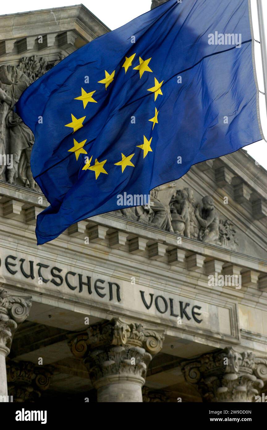 Fahne vor dem Reichstag in Berlin , Deutschland, BLF *** Flag in front ...