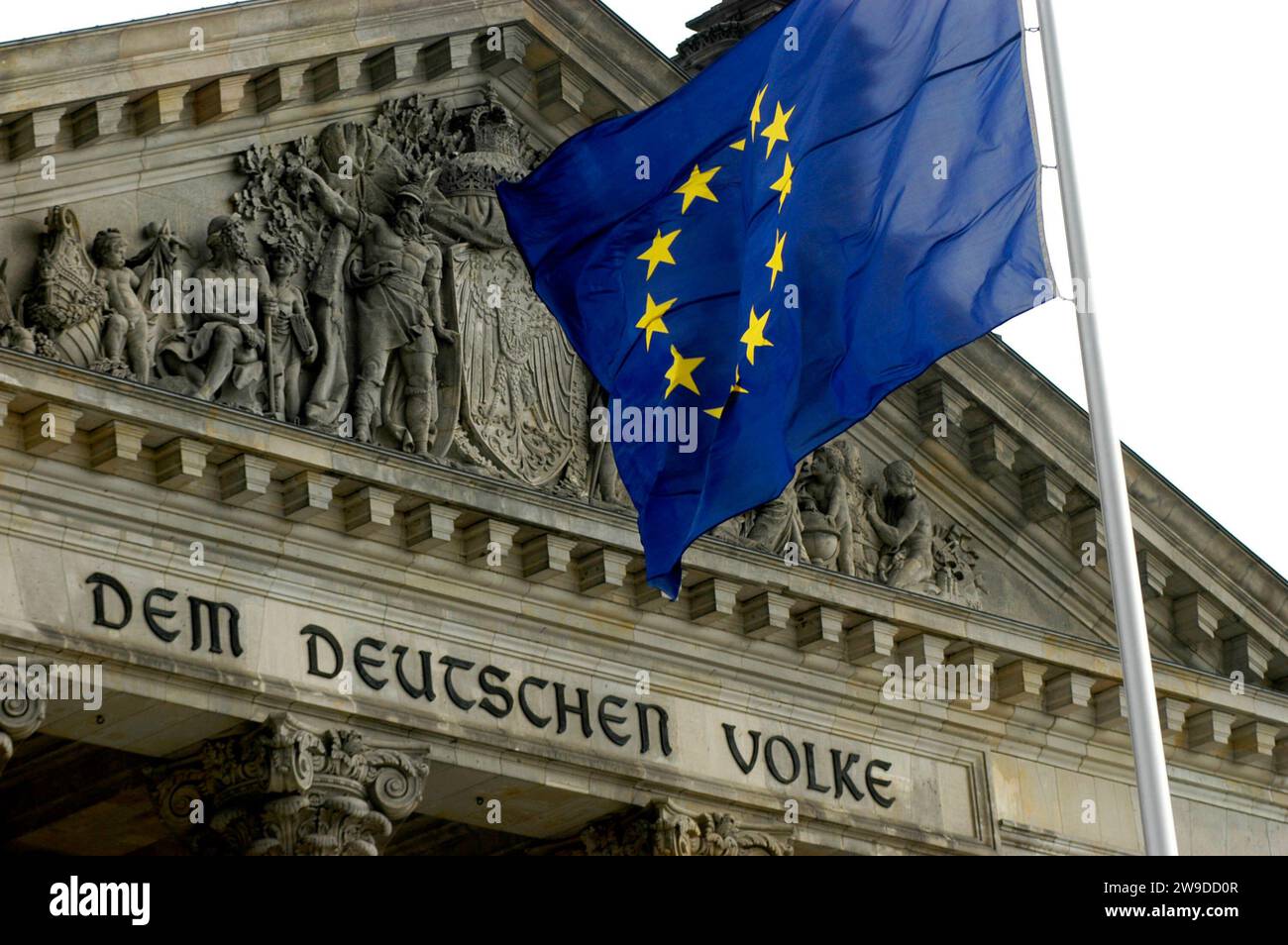 Fahne vor dem Reichstag in Berlin , Deutschland, BLF *** Flag in front ...
