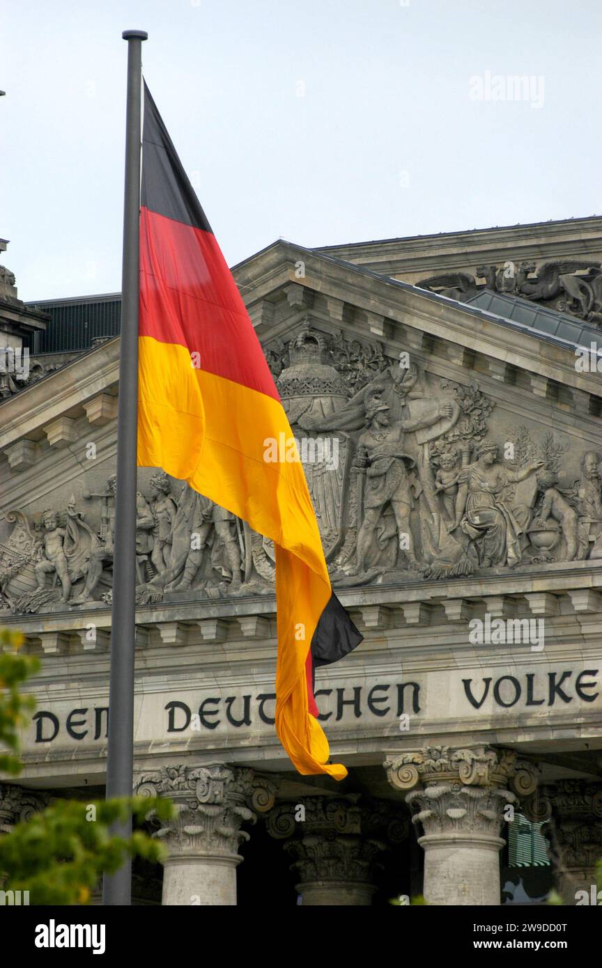 Fahne vor dem Reichstag in Berlin , Deutschland, BLF *** Flag in front ...