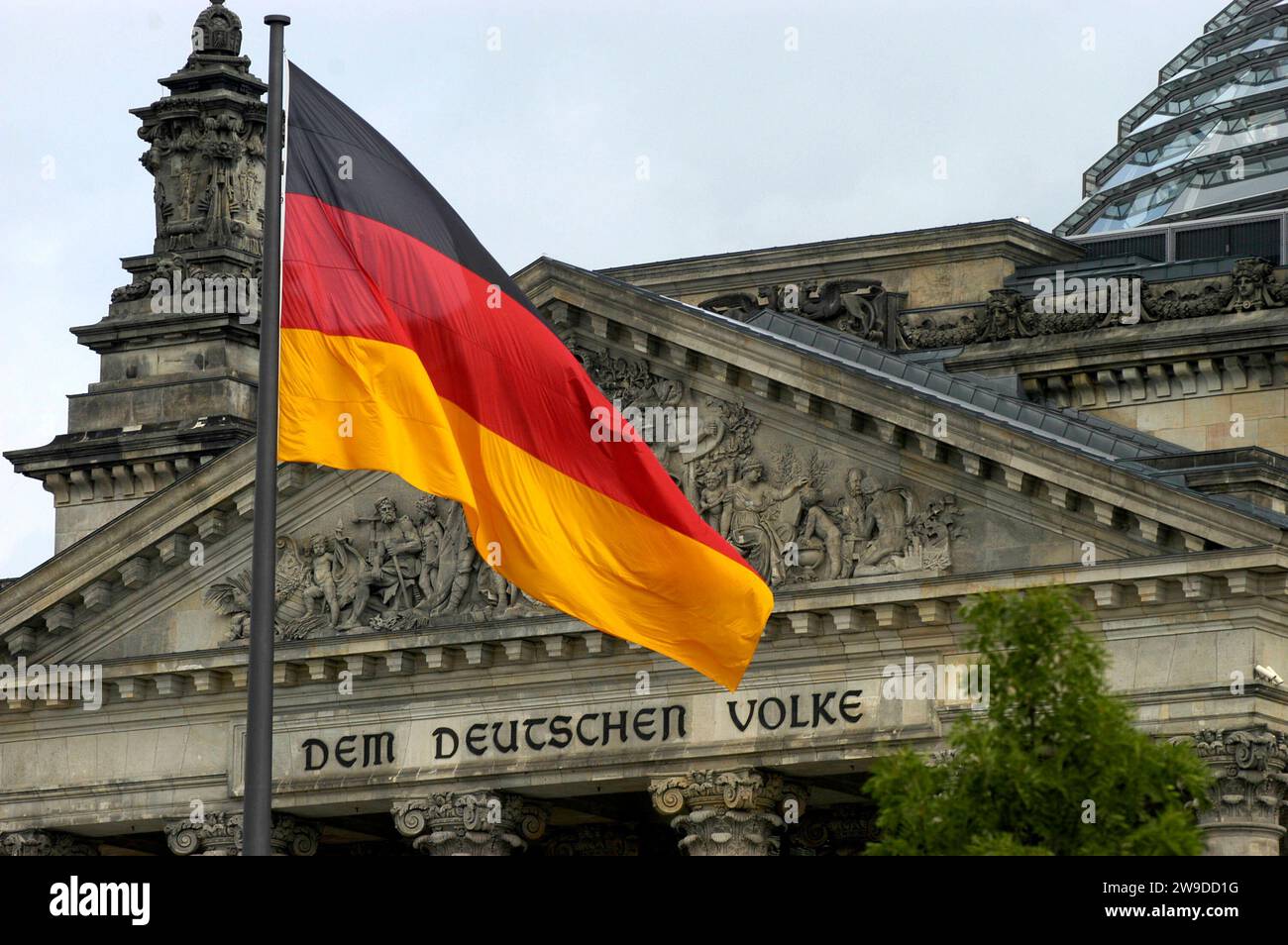 Fahne vor dem Reichstag in Berlin , Deutschland, BLF *** Flag in front ...