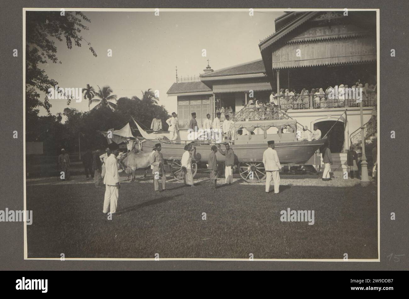 Float with crew and spectators in front of the Palace of the Sultan van ...