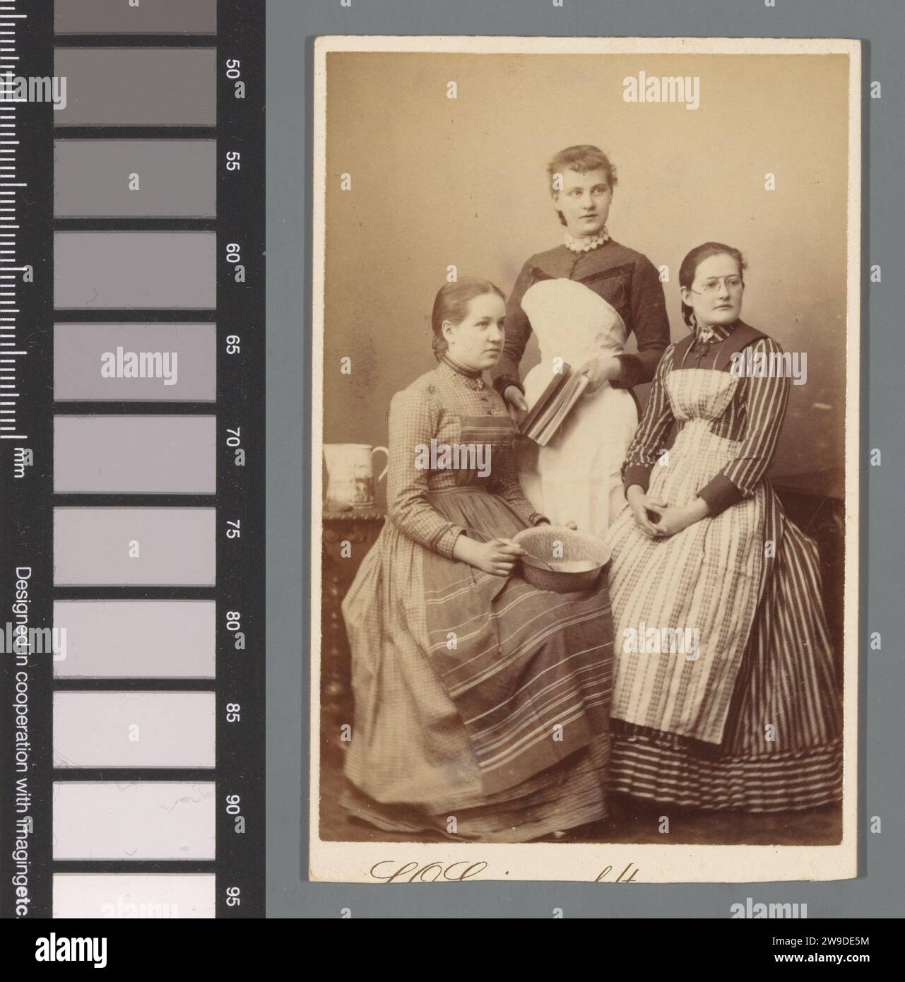 Carte-de Vision with three servants, Louis Oskar Grienwaldt, after 1882 ...