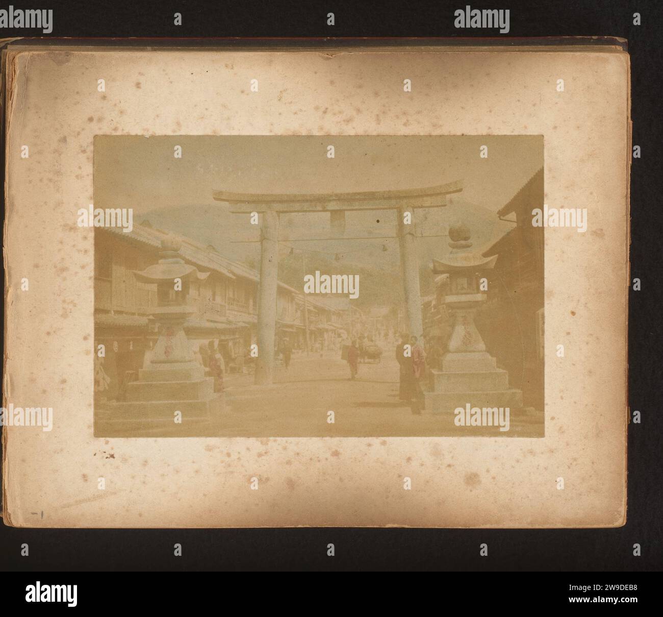 View of the entrée of a shintō saint in Japan, in the foreground a ...