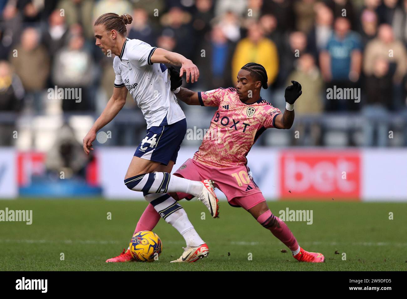 Leeds United's Crysencio Summerville (right) and Preston North End's ...