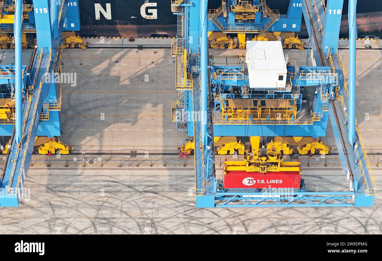 QINGDAO, CHINA - DECEMBER 27, 2023 - A cargo ship loads and discharges ...