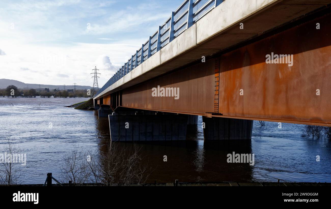 Carrington Bridge and River Severn in flood from Ketch Viewpoint ...