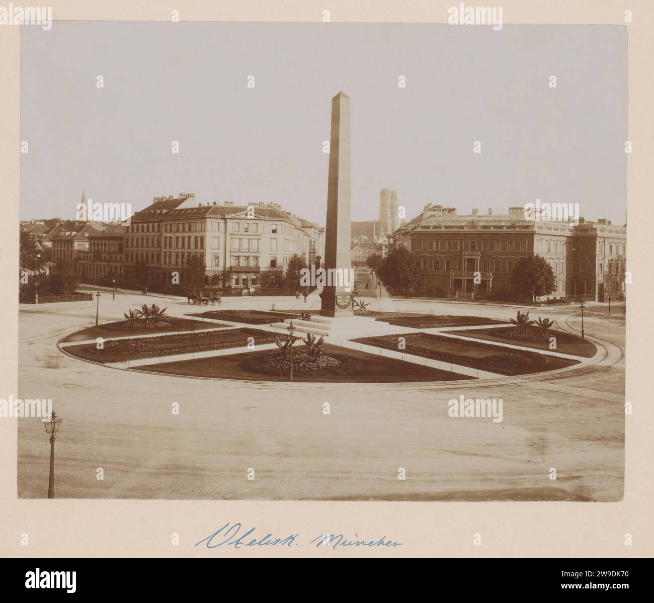Obelisk, Karolinenplatz [?], Munich, Duitsland, c. 1880 - c. 1910 ...