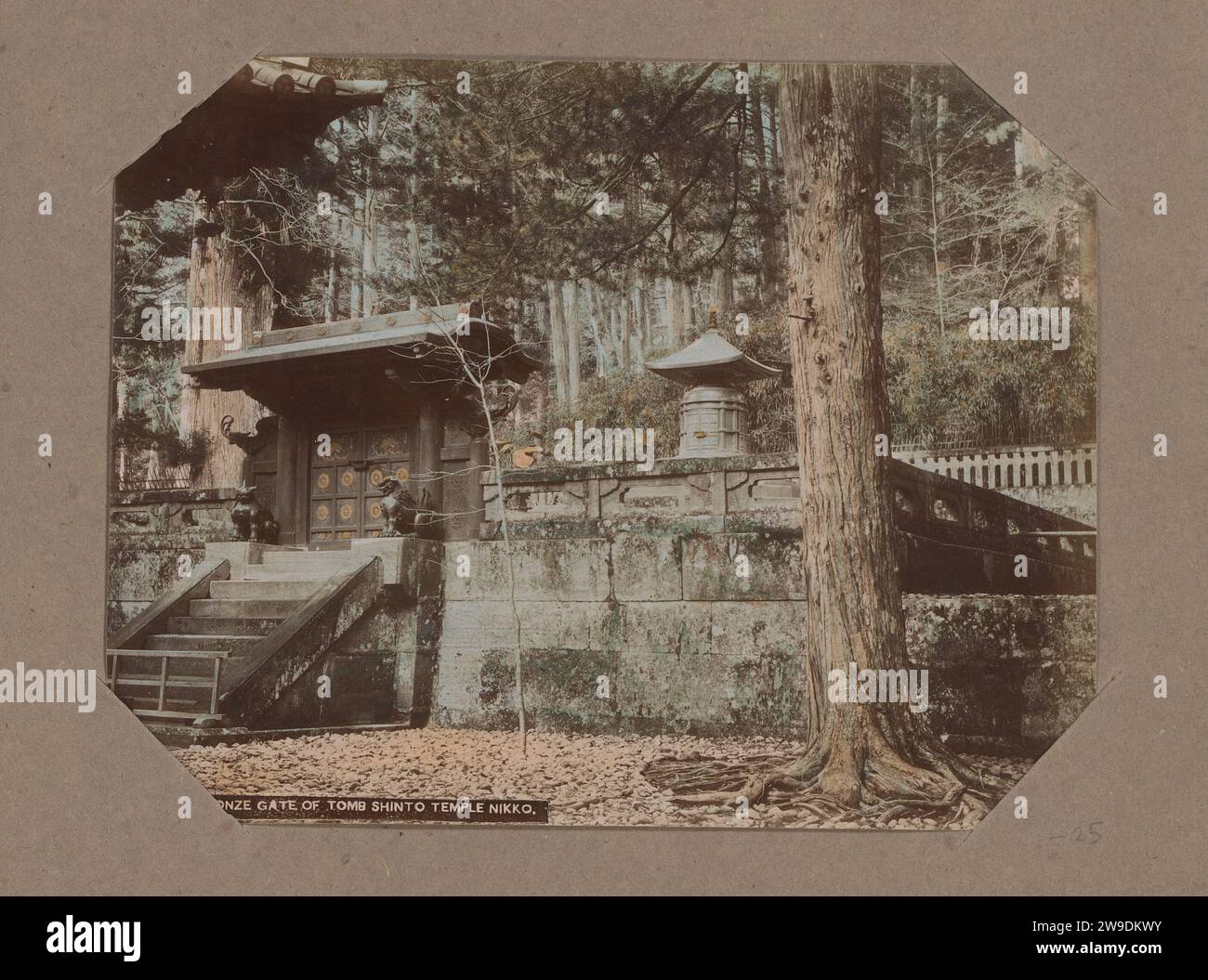 Bronze gate to Okusha Hoto, the tomb of Tokugawa Ieyasu, at the Shinto ...