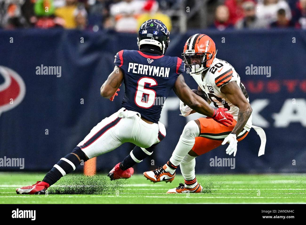 Houston Texans linebacker Denzel Perryman (6) tackles Cleveland Browns ...