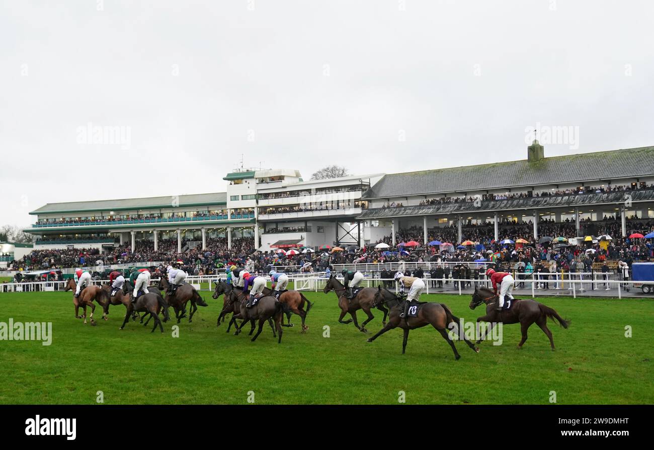 Runners and riders in action during The Play Coral Racing-Super-Series ...