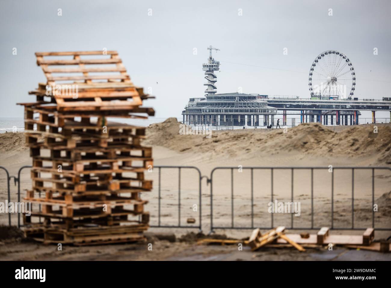 SCHEVENINGEN - In The Hague it is a tradition to build meter-high wood ...