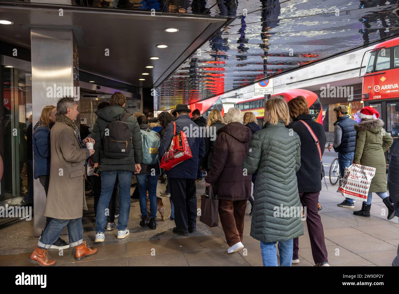 Sales queues shopping shoppers hi-res stock photography and images - Alamy