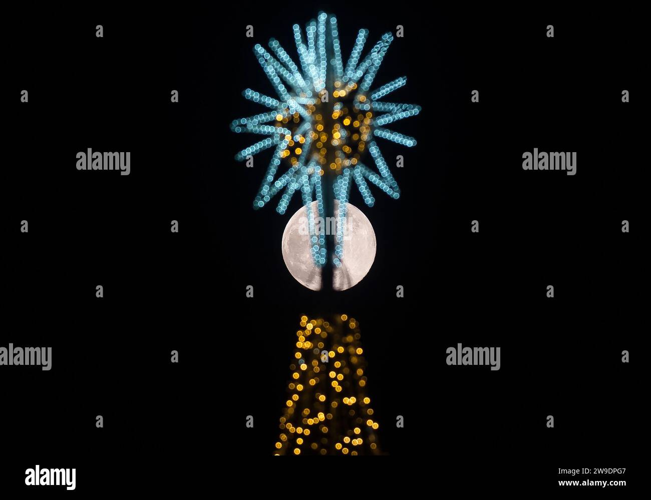 Malaga, Spain. 26th Dec, 2023. The full moon of December, known as the ...