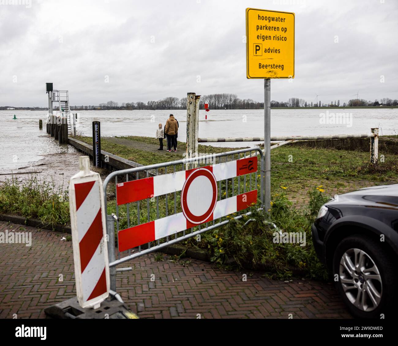 ZALTBOMMEL - People come to watch the high water in the Waal River. The ...