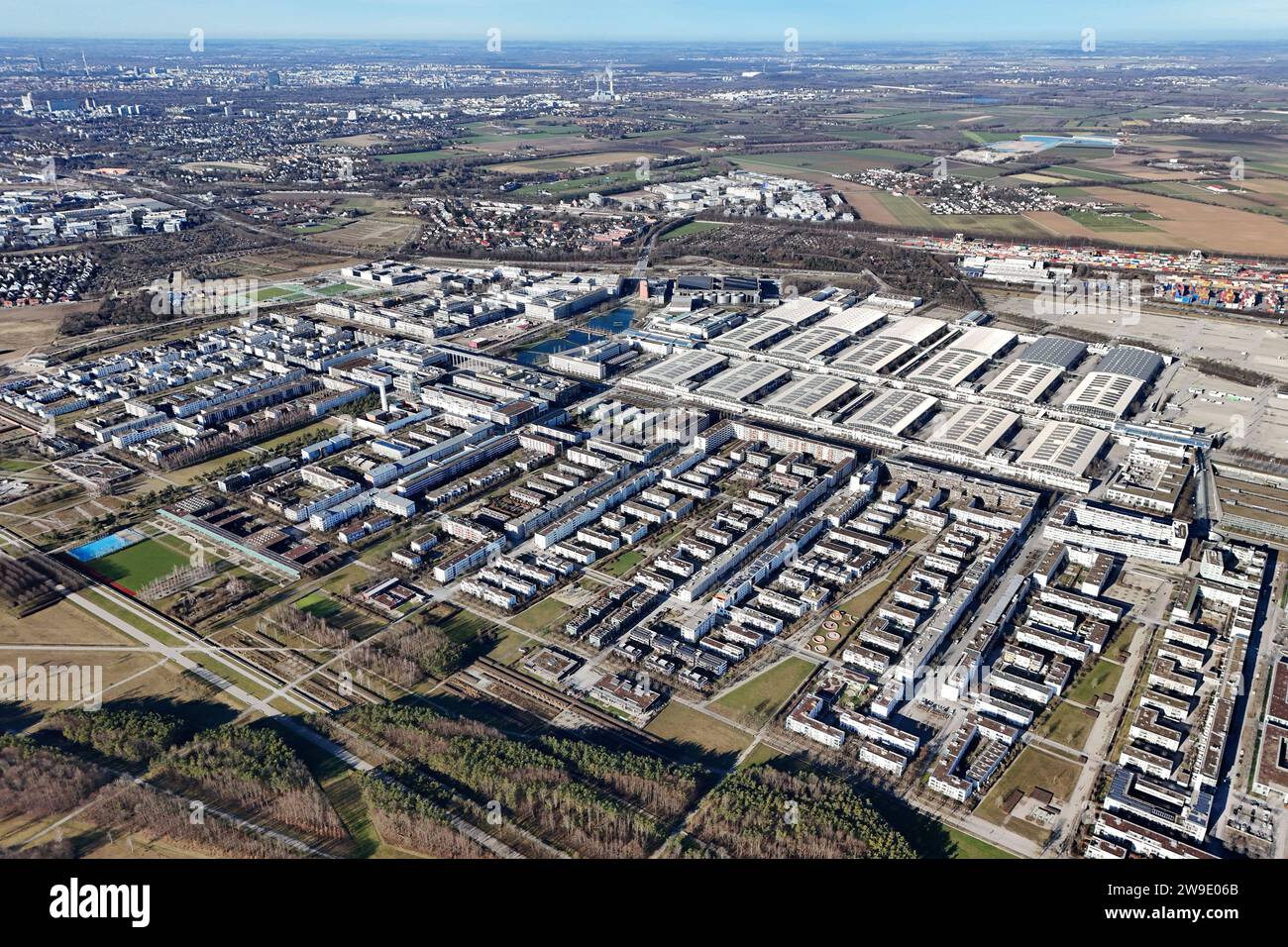 Luftbild Muenchen Messestadt Riem . Re oben:Neue Messe Muenchen ...