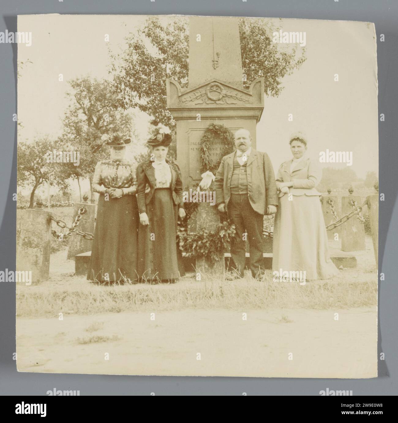 Tomb and other grave forms and grave markers hi-res stock photography ...