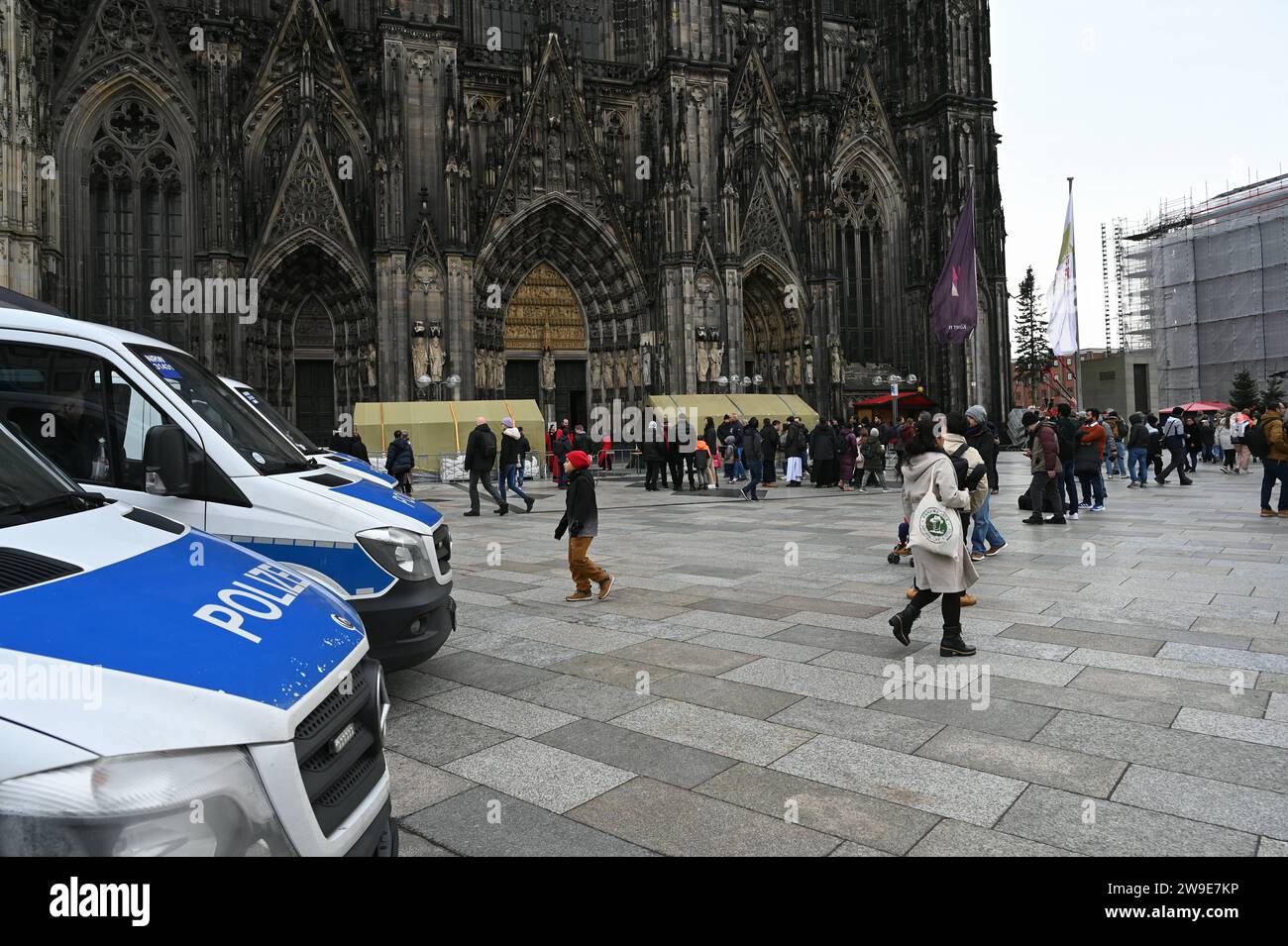 Sicherheitsmassnahmen nach Terrorwarnung am Kölner Dom. Polizei und ...