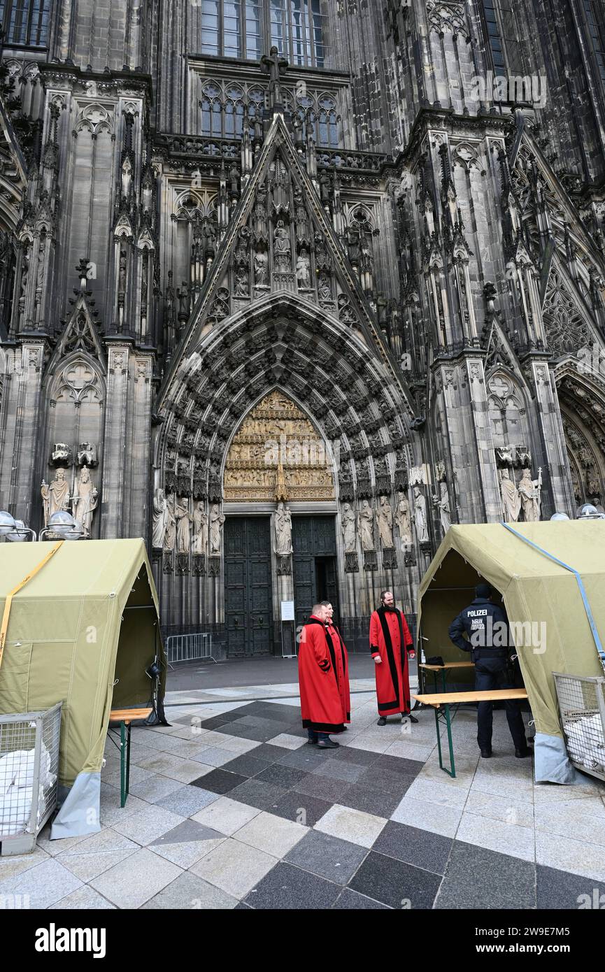 Sicherheitsmassnahmen nach Terrorwarnung am Kölner Dom. Polizei und ...