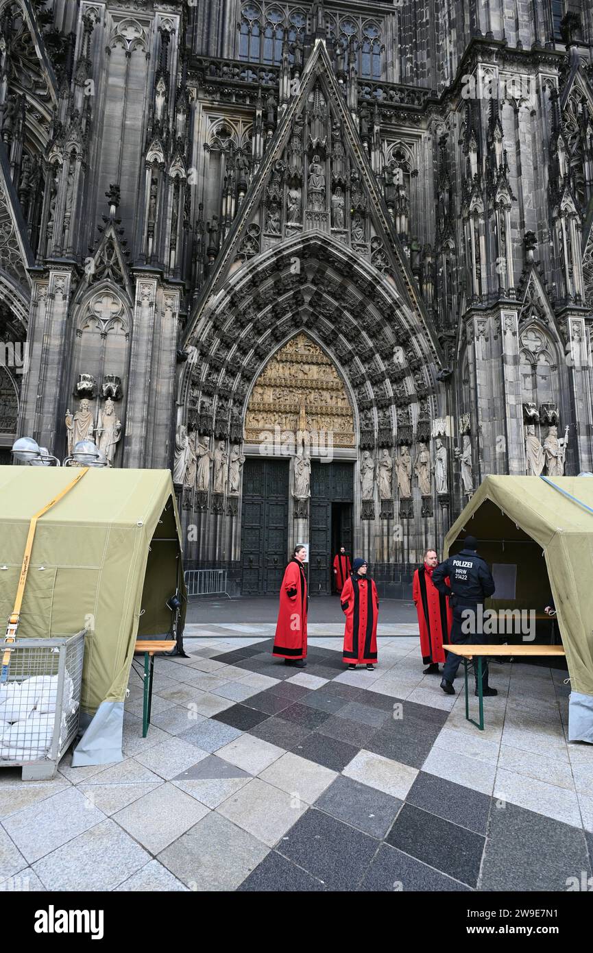 Sicherheitsmassnahmen nach Terrorwarnung am Kölner Dom. Polizei und ...