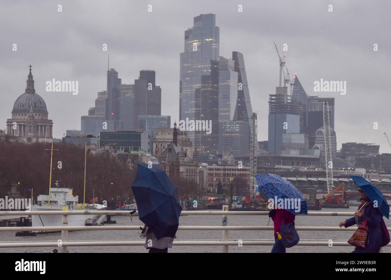 London, England, UK. 27th Dec, 2023. People walk across Waterloo Bridge ...