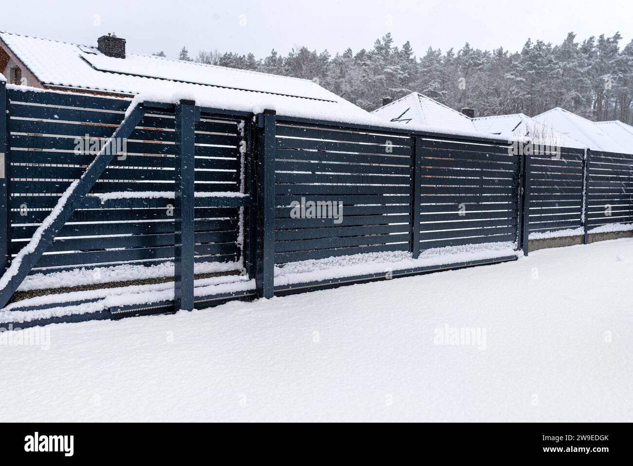 Falling snow blurry house exterior hi-res stock photography and images ...