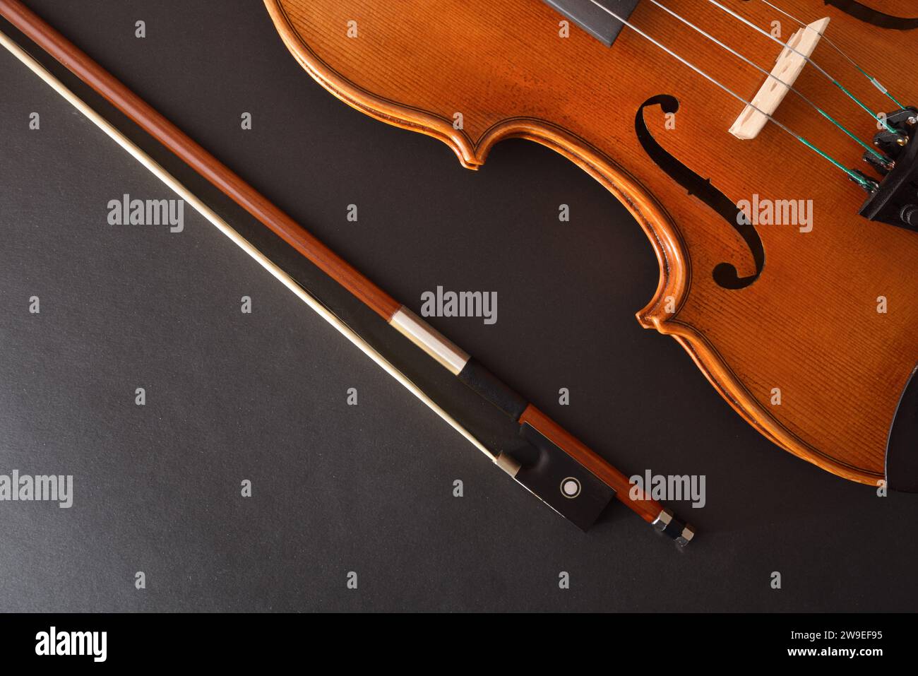 Traditional stringed violin and bow placed diagonally on isolated ...