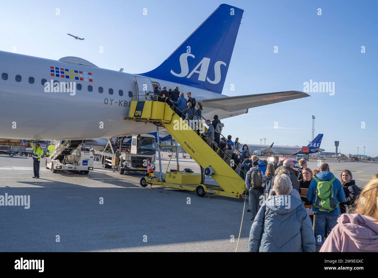 People boarding a SAS commuter airplane for an flight to Holiday ...