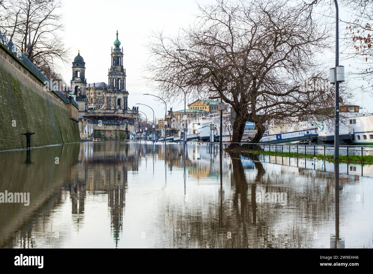 Elbehochwasser in Dresden DEU/Deutschland/Sachsen/Dresden, 27.12.2023 ...