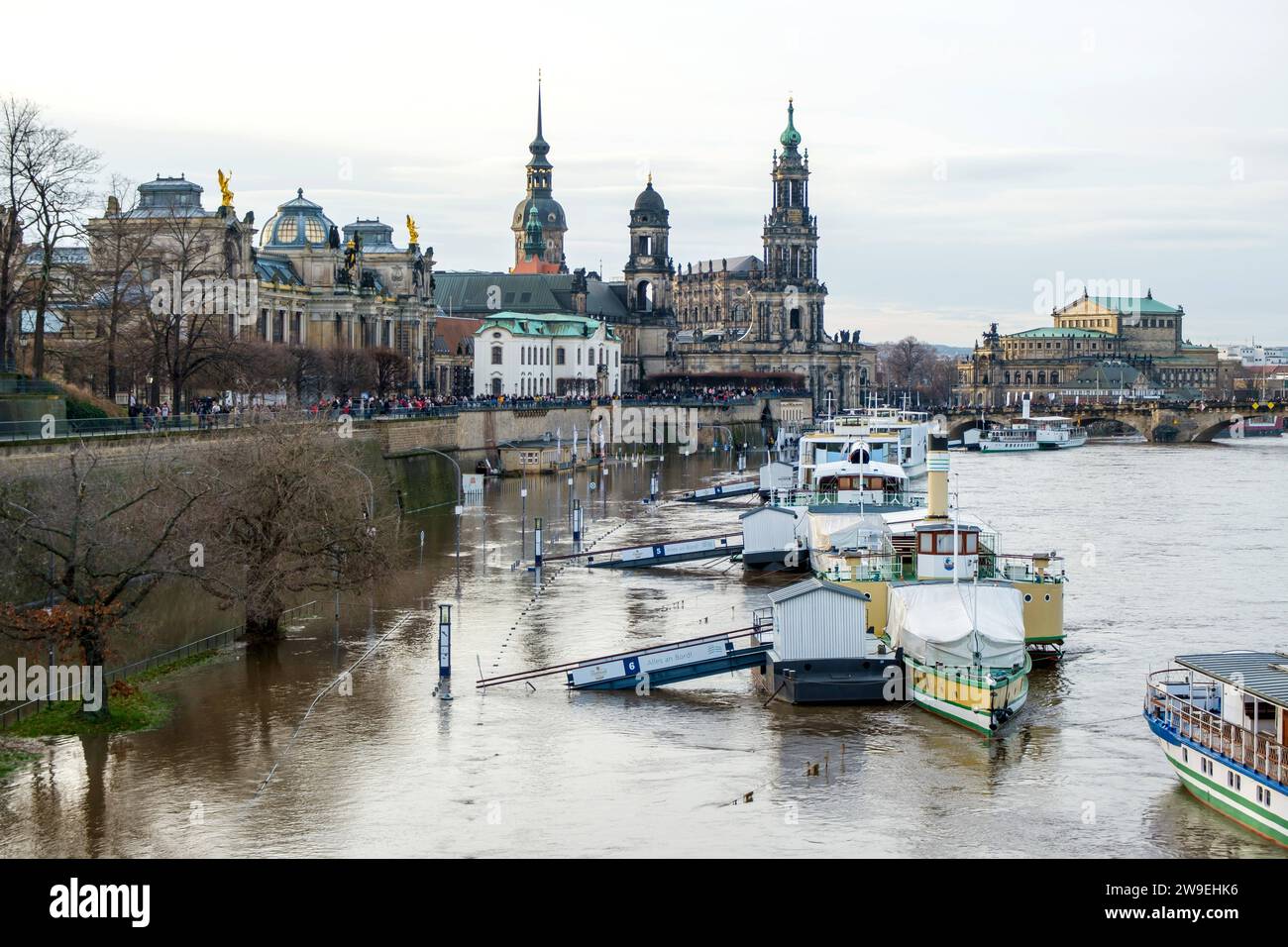 Elbehochwasser in Dresden DEU/Deutschland/Sachsen/Dresden, 27.12.2023 ...