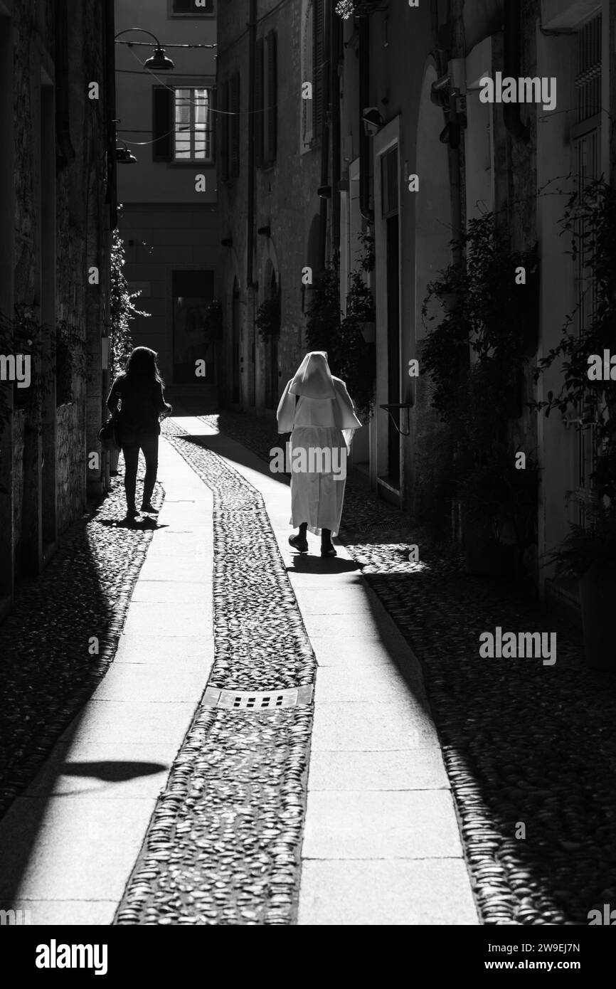 Italy women walking Black and White Stock Photos & Images - Alamy
