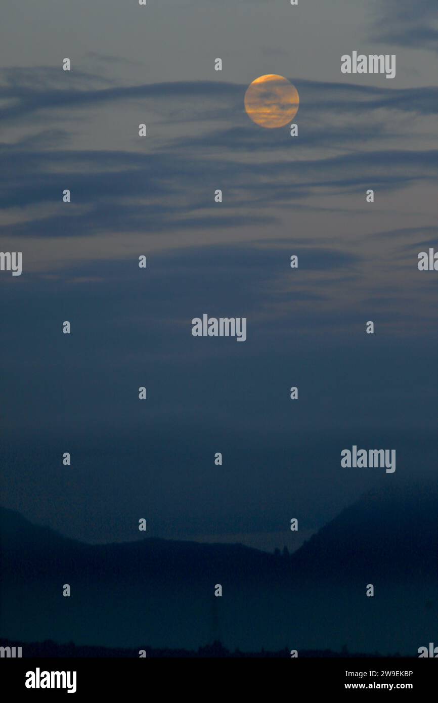 Bogota-Colombia- 27-12-2023. General view of the Last Full moon of 2023 ...
