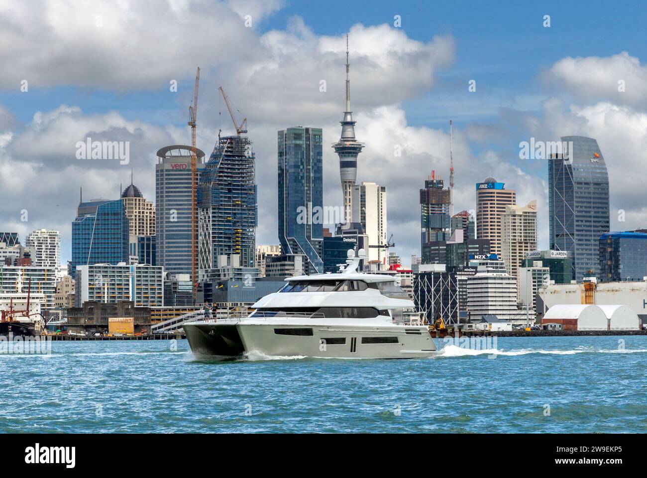 Sightseeing boat in the port city harbor of Tāmaki Makaurau (Auckland ...
