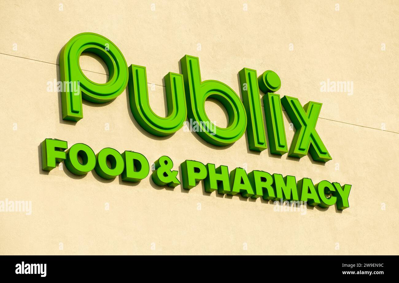 Publix grocery store employee hi-res stock photography and images - Alamy