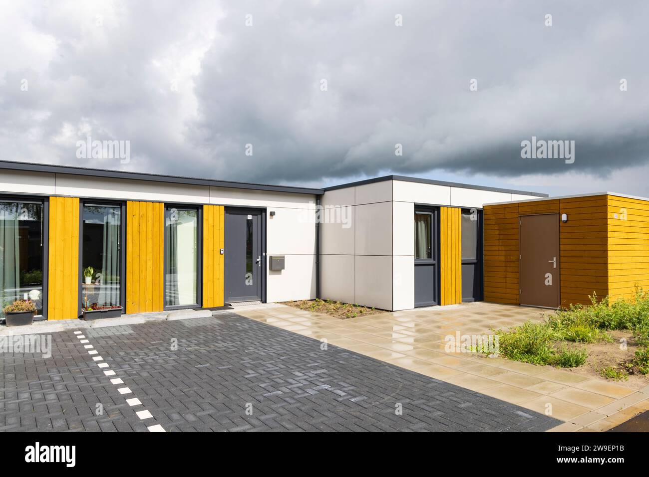 Temporary housing Helper buurt to replace broken houses due to ...
